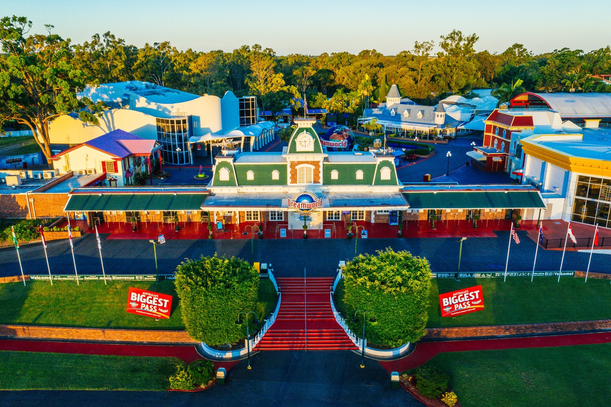 Warner Bros. Movie World vs Dreamworld | Tripexpert
